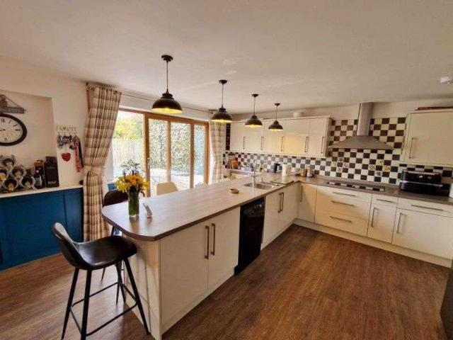 5 bed house for sale