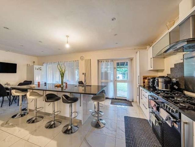 5 bed house for sale