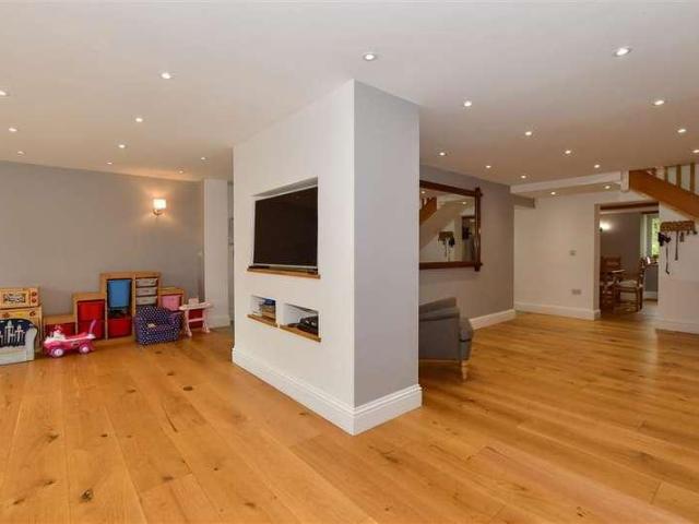 5 bed house for sale