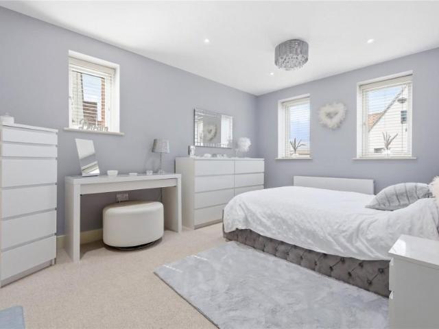 5 bed house for sale