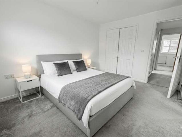 5 bed house for sale