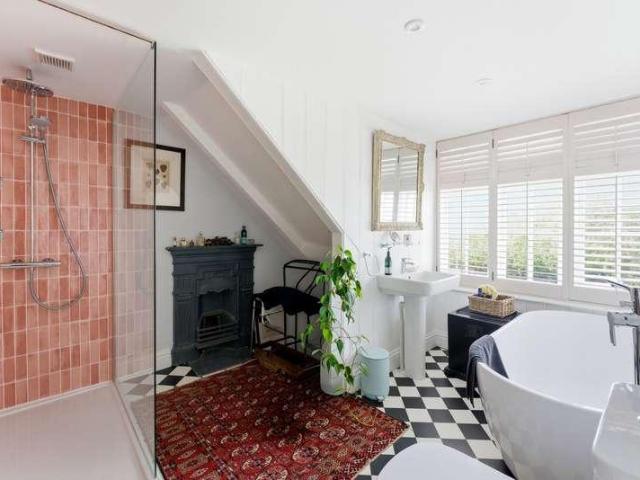 5 bed house for sale