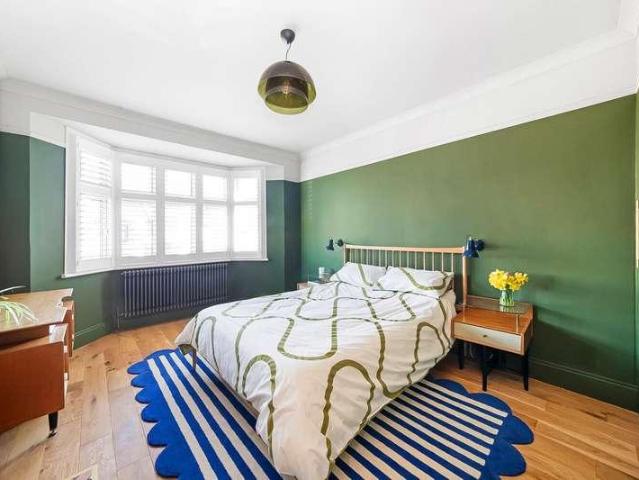 5 bed house for sale