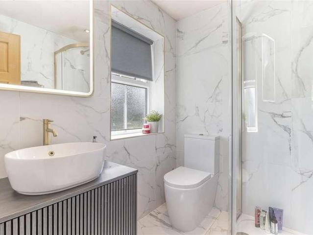 5 bed house for sale