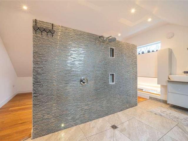 5 bed house for sale