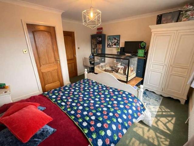 5 bed house for sale
