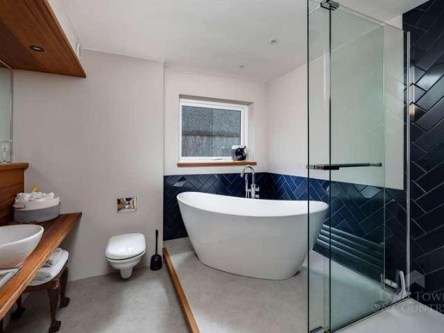 5 bed house for sale
