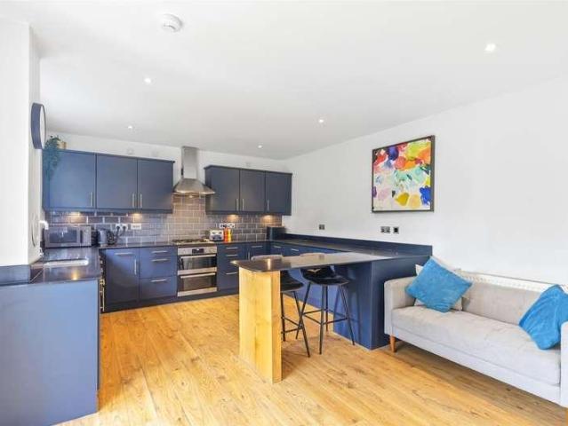 5 bed house for sale