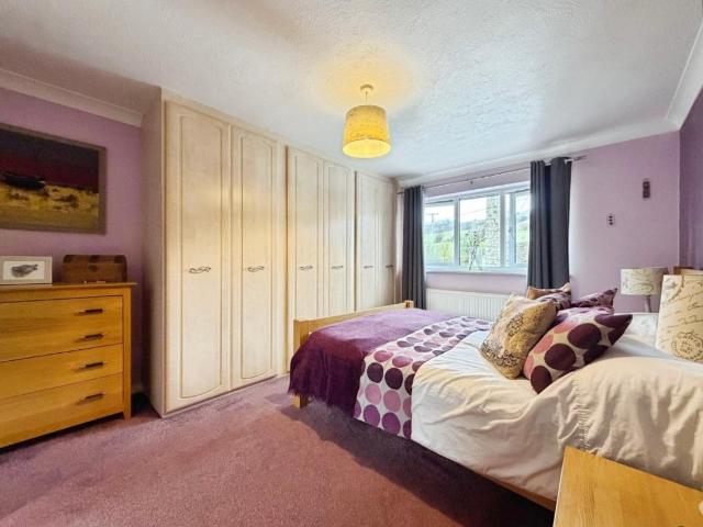 5 bed house for sale