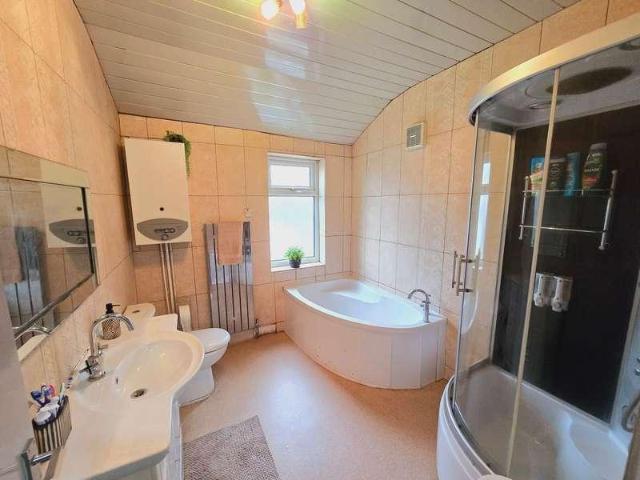 5 bed house for sale