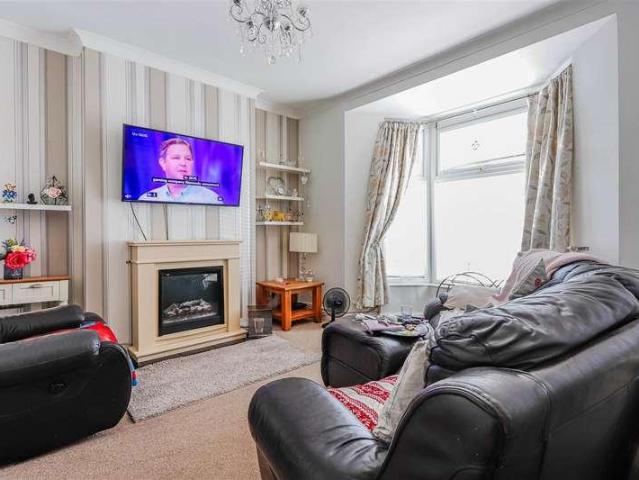 5 bed house for sale