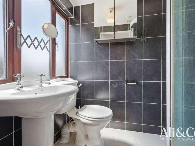 5 bed house for sale