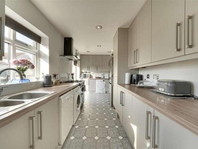 5 bed house for sale