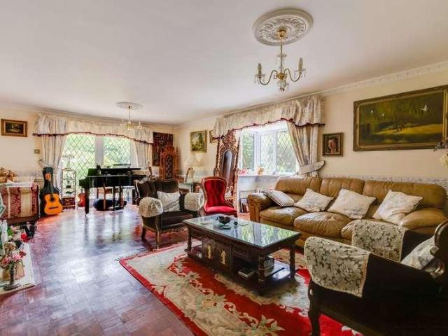 5 bed house for sale