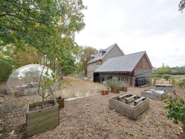 5 bed house for sale