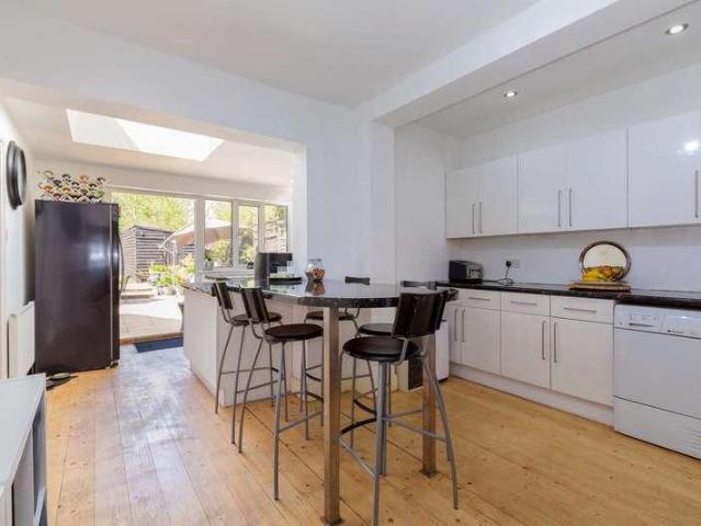 5 bed house for sale
