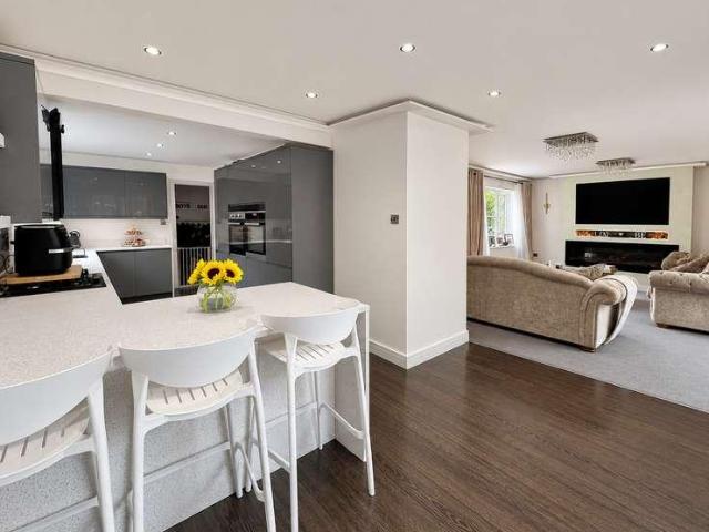 5 bed house for sale