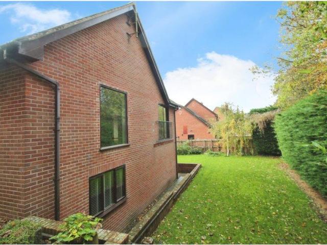 5 bed house for sale
