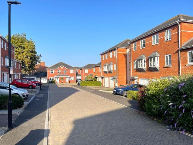 5 bed house for sale