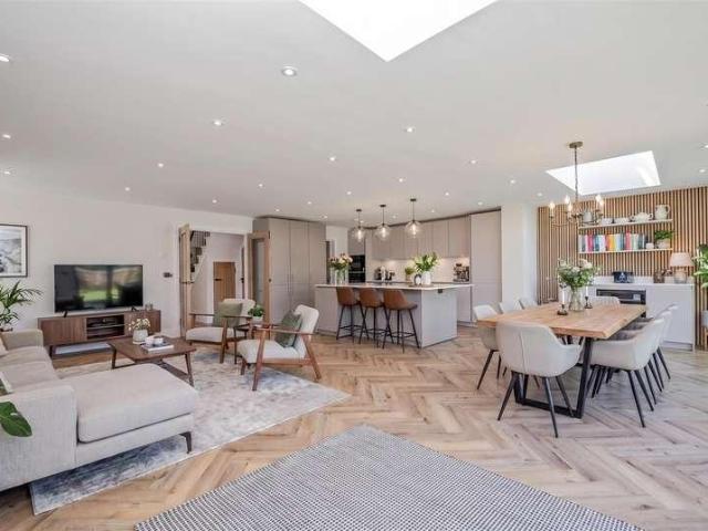 5 bed house for sale