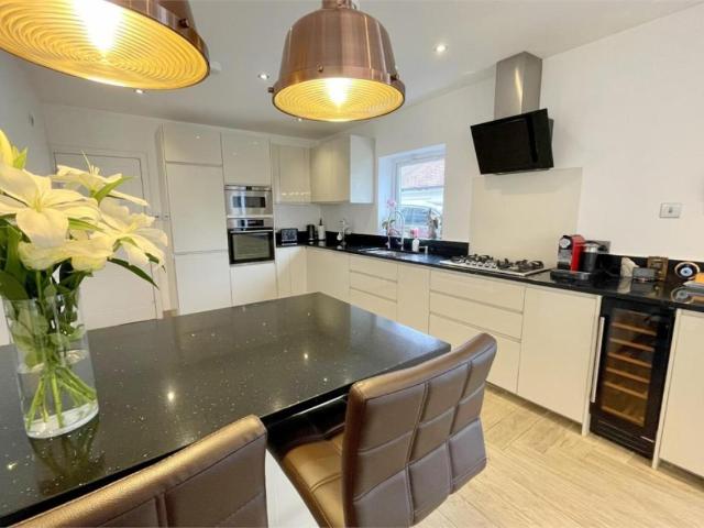 5 bed house for sale