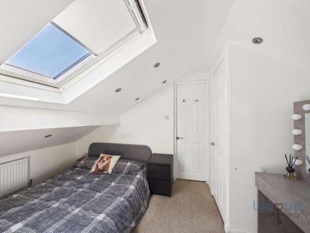 5 bed house for sale