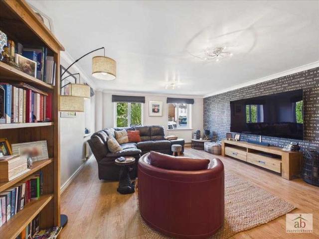 5 bed house for sale