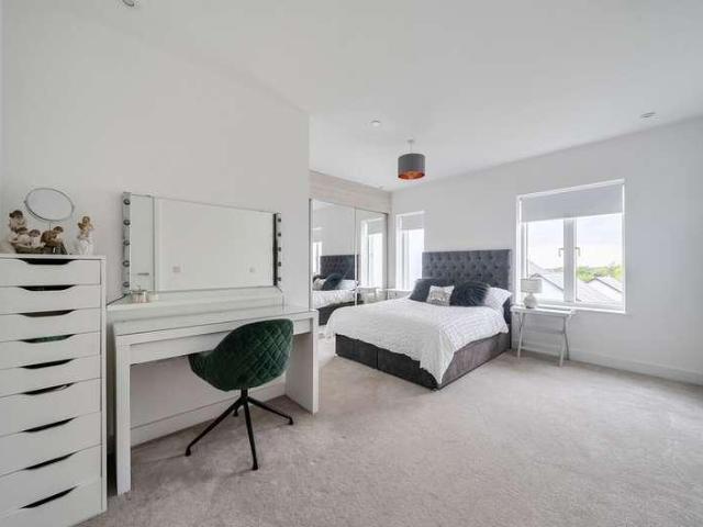 5 bed house for sale