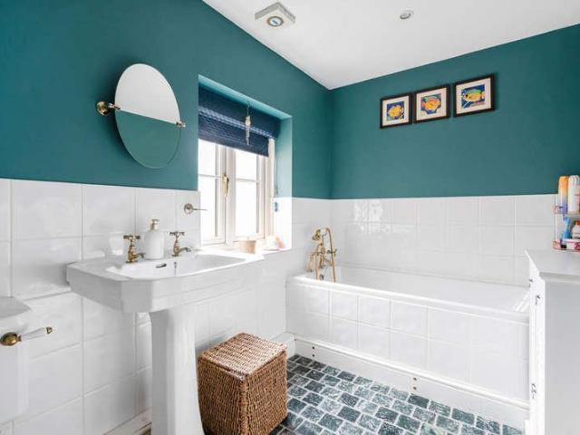 5 bed house for sale