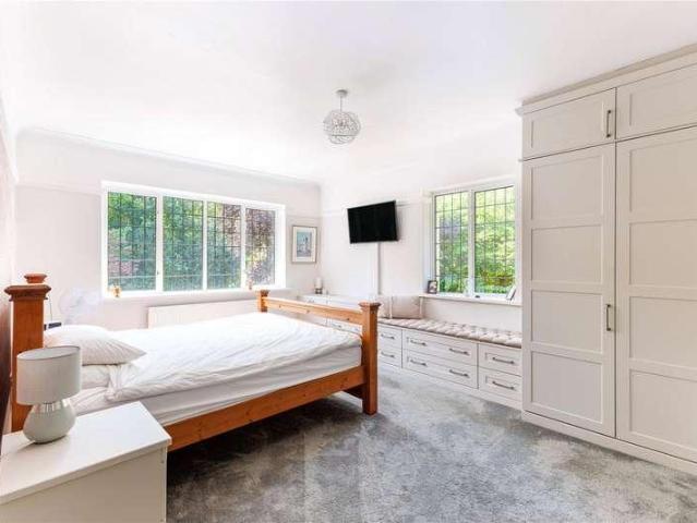 5 bed house for sale