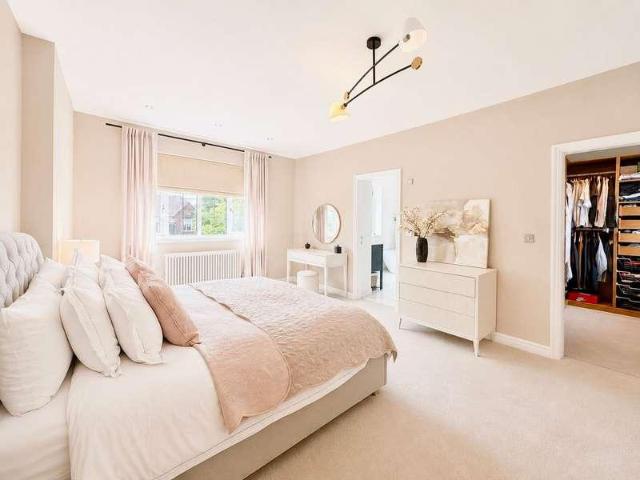 5 bed house for sale