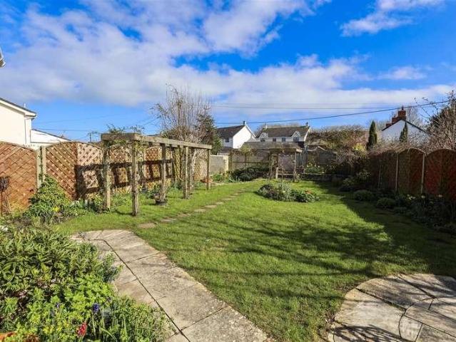 5 bed house for sale
