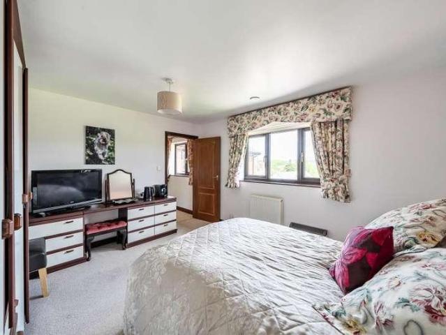 5 bed house for sale