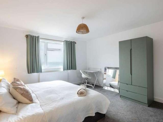 5 bed house for sale