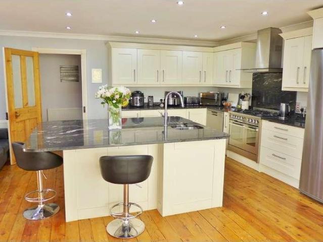 5 bed house for sale
