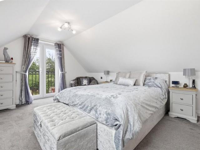 5 bed house for sale