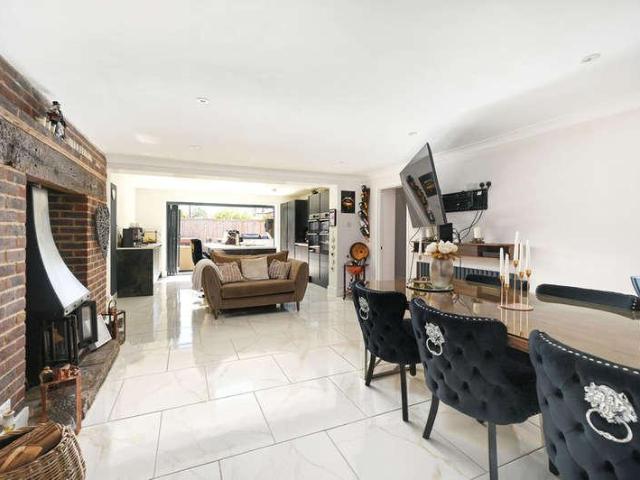 5 bed house for sale
