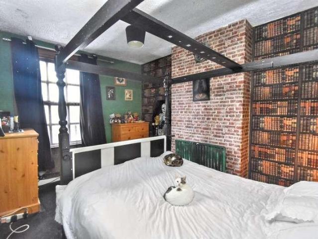 5 bed house for sale