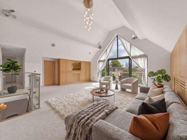 5 bed house for sale