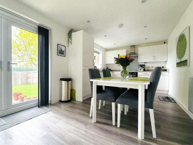 5 bed house for sale