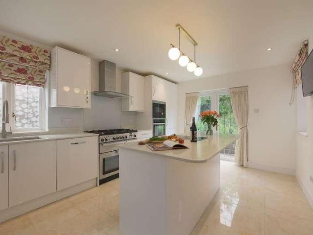 5 bed house for sale