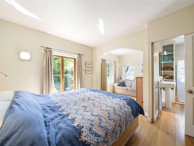 5 bed house for sale