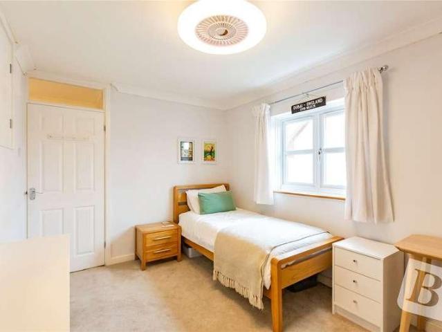 5 bed house for sale