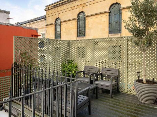 5 bed house for sale