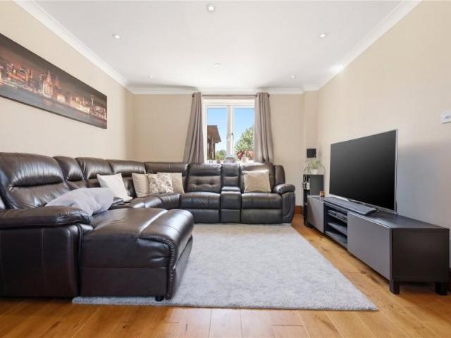 5 bed house for sale