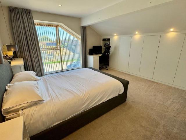 5 bed house for sale