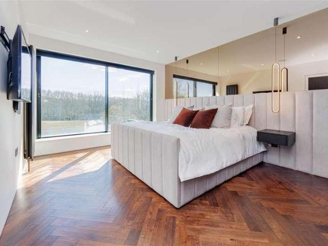 5 bed house for sale