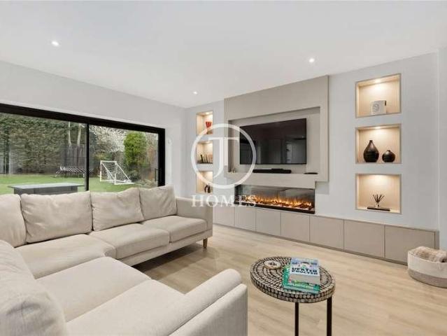 5 bed house for sale