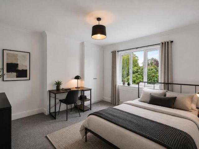 5 bed house for sale