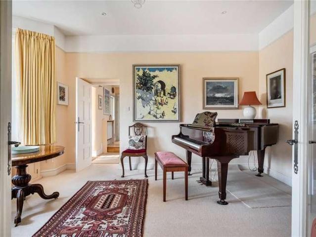 5 bed house for sale